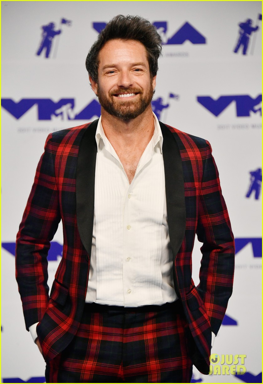 Teen Wolf's Ian Bohen Wears Tartan Suit To MTV VMAs 2017: Photo 3946976 ...