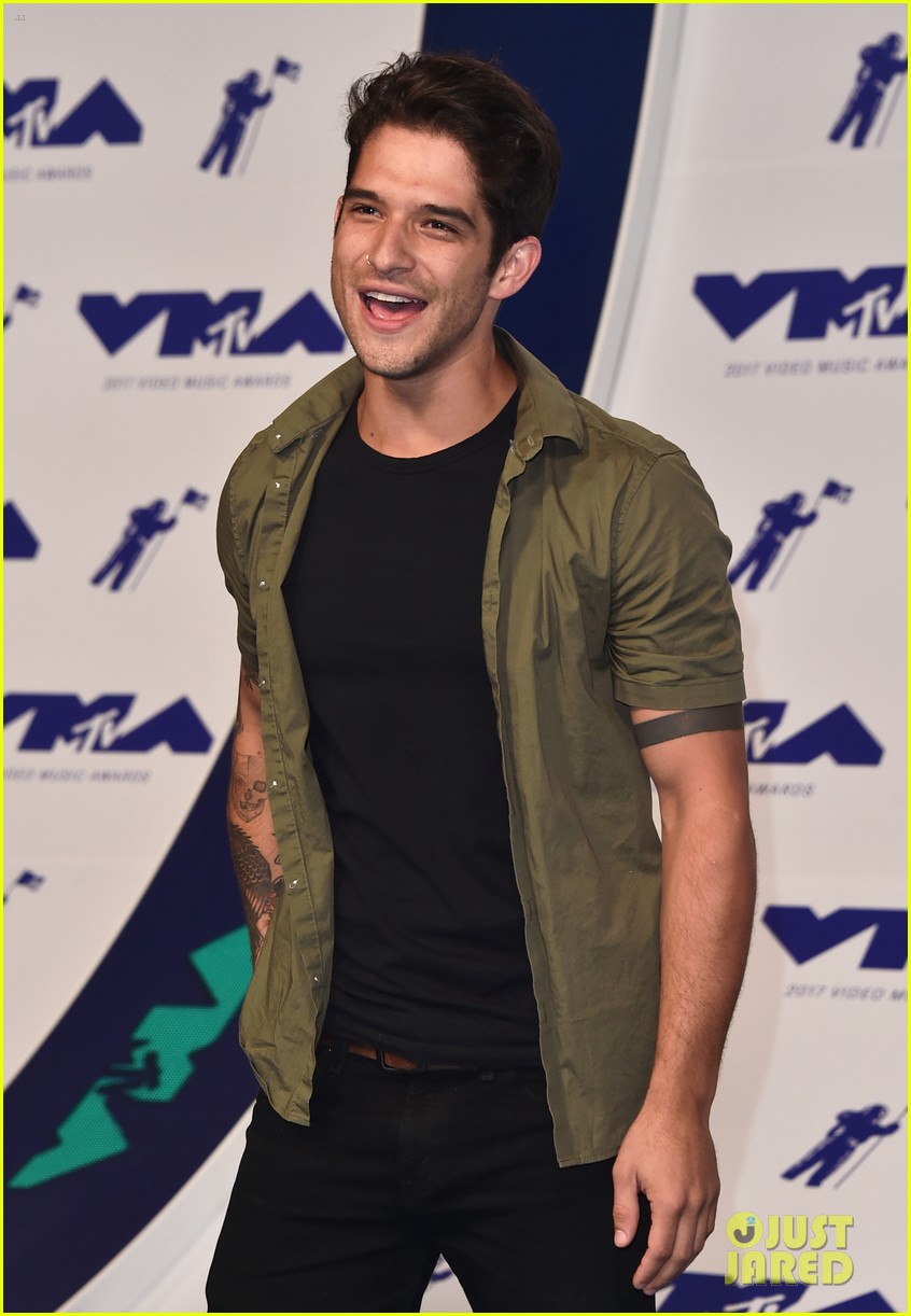 Teen Wolf's Ian Bohen Wears Tartan Suit To MTV VMAs 2017: Photo 3946981 ...