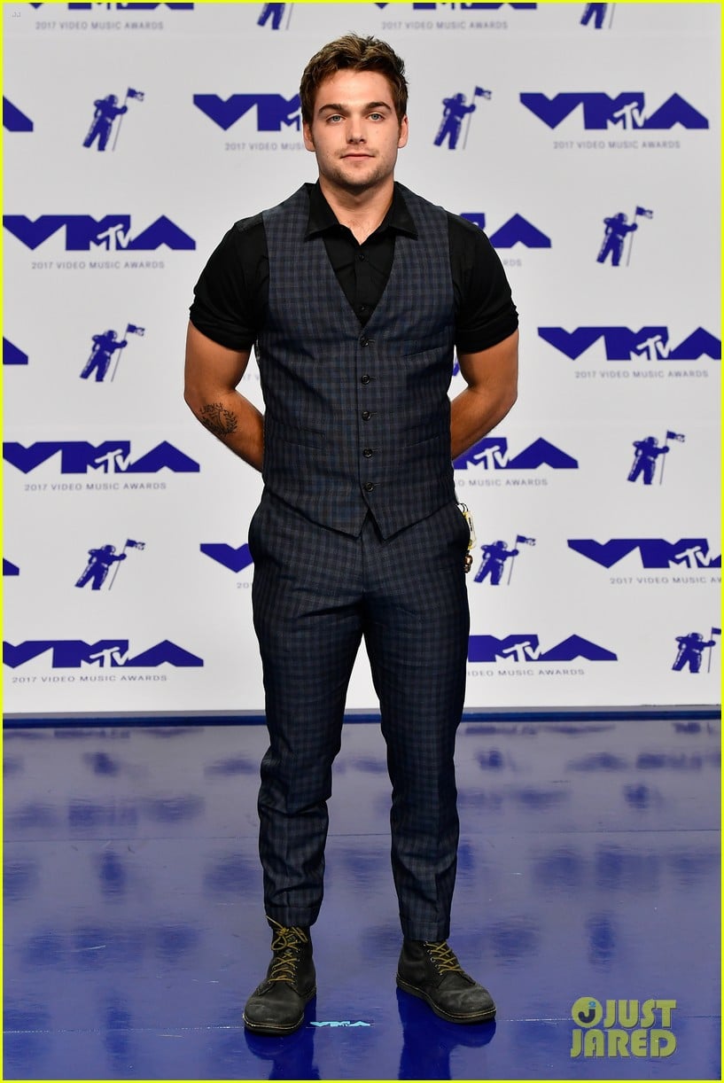 Teen Wolf's Ian Bohen Wears Tartan Suit To MTV VMAs 2017: Photo 3946985 ...