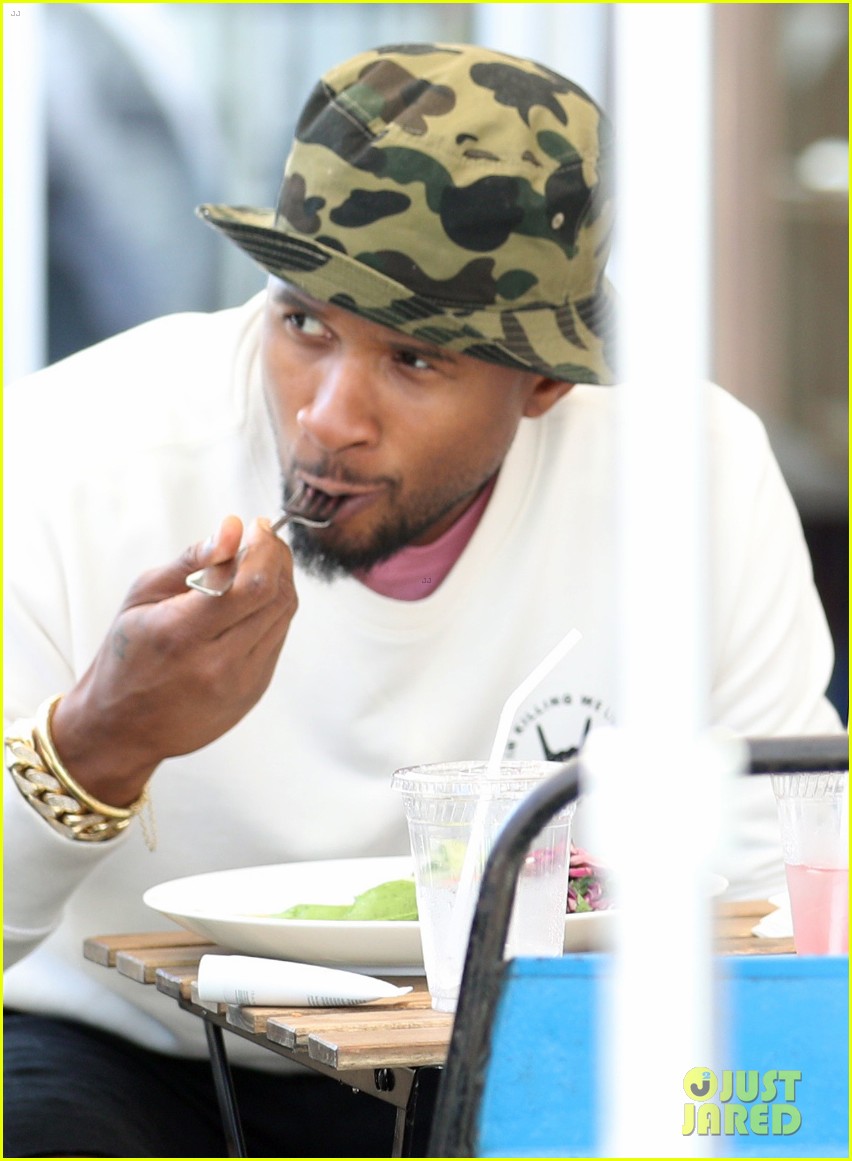 Usher Steps Out for Lowkey Lunch in WeHo: Photo 3941556 | Usher Photos ...