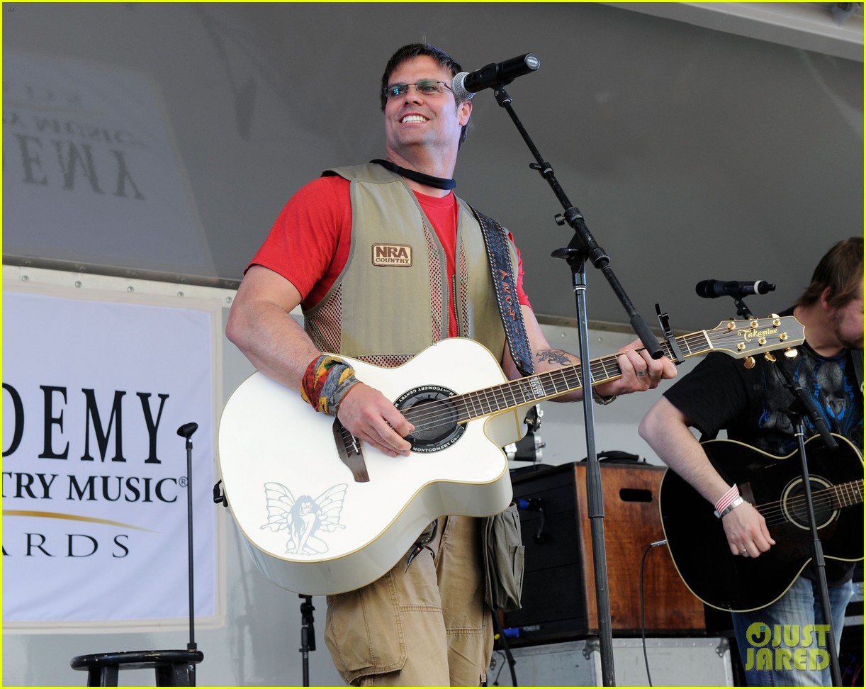 Troy Gentry Dead - Montgomery Gentry Singer Dies in Helicopter Crash at ...