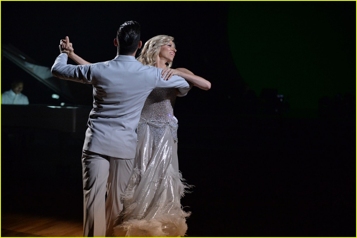 Debbie Gibson Dances to 'Lost in Your Eyes' for 'DWTS' Season Premiere ...