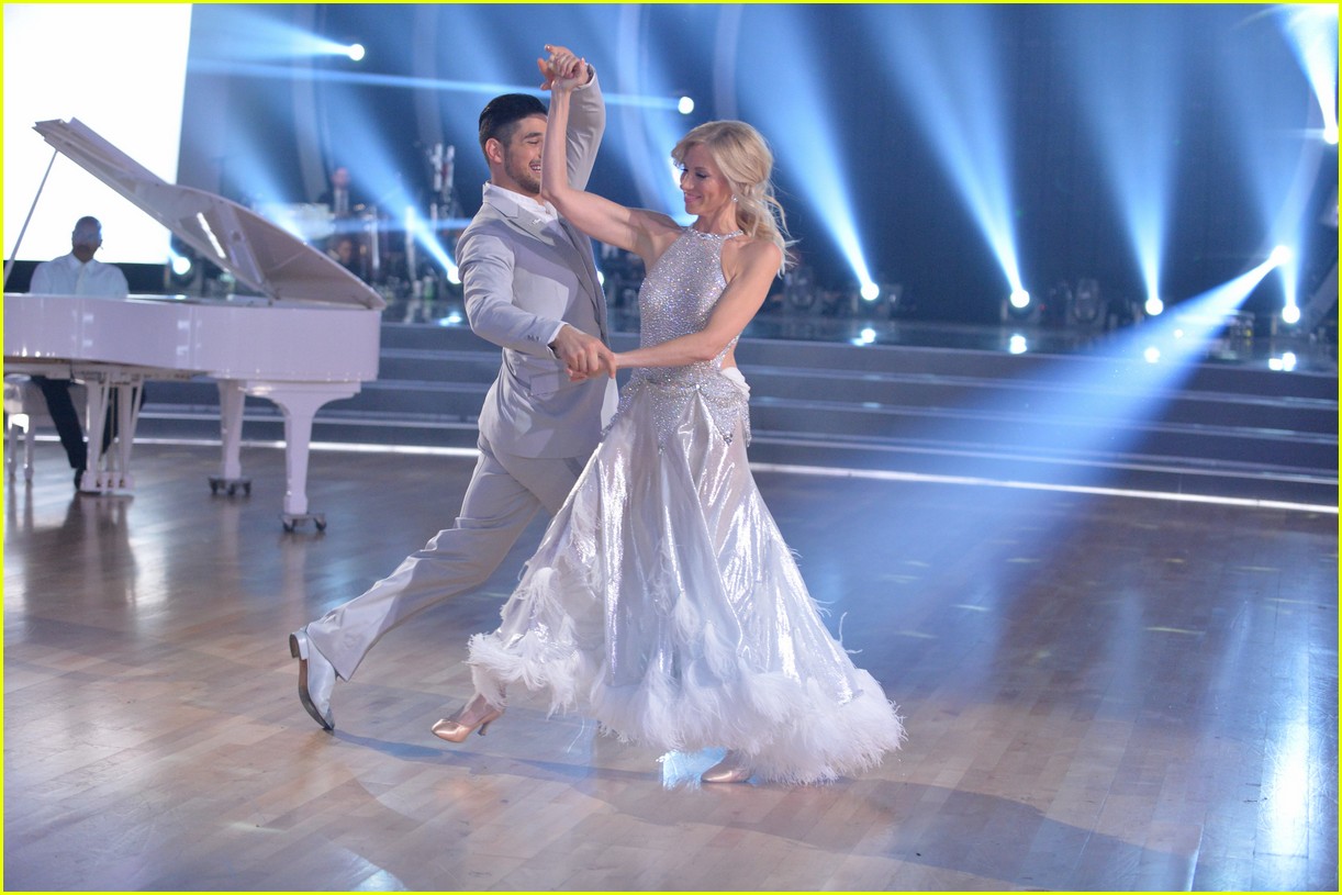 Debbie Gibson Dances to 'Lost in Your Eyes' for 'DWTS' Season Premiere ...