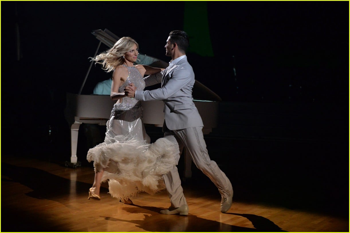 Debbie Gibson Dances to 'Lost in Your Eyes' for 'DWTS' Season Premiere ...