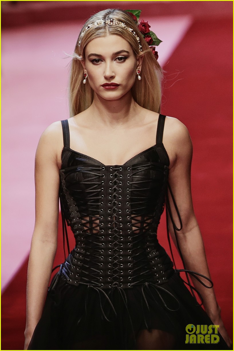 Emily Ratajkowski, Kendall Jenner, Gigi Hadid & More Walk in Bottega ...