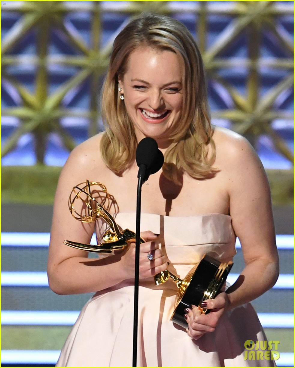 Elisabeth Moss Drops Two F-Bombs During Emmys Acceptance Speech! (Video ...