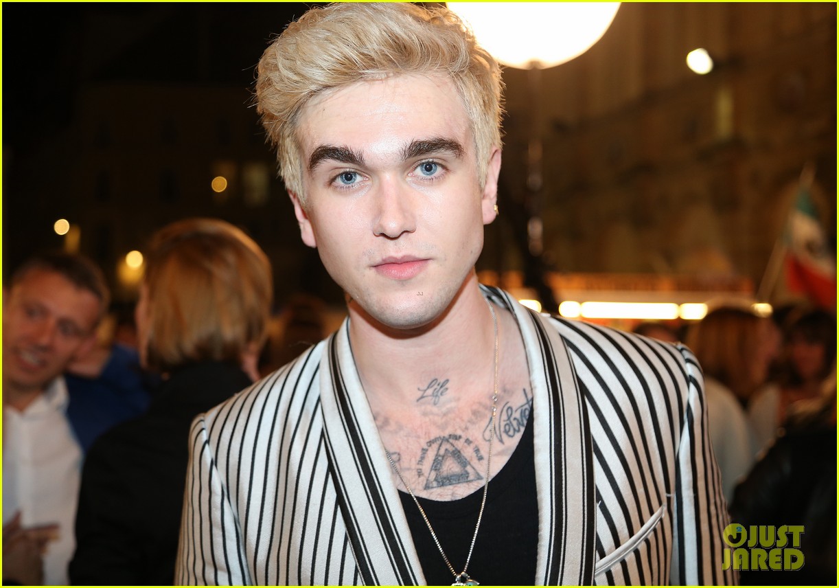 Emily Ratajkowski Is Red Hot at Etam Paris Fashion Show!: Photo 3965356 ...