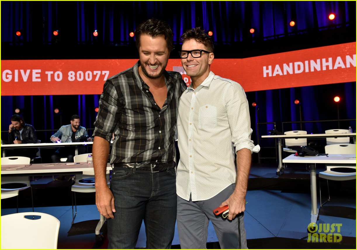 Reese Witherspoon & Nicole Kidman Join Country Stars at 'Hand in Hand ...