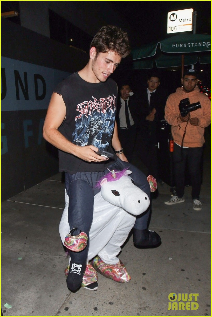 Ariel Winter & Boyfriend Levi Meaden Bring 'The Fifth Element' to ...