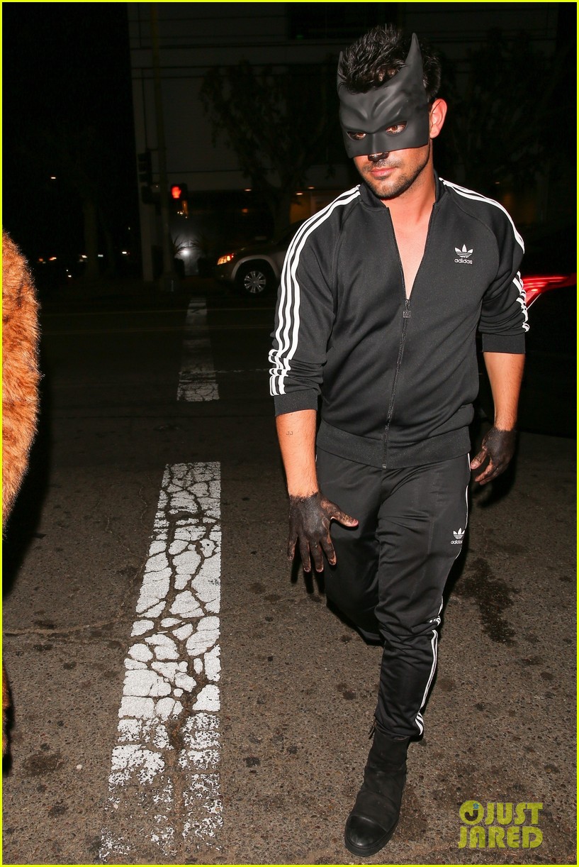 Ariel Winter & Boyfriend Levi Meaden Bring 'The Fifth Element' to ...