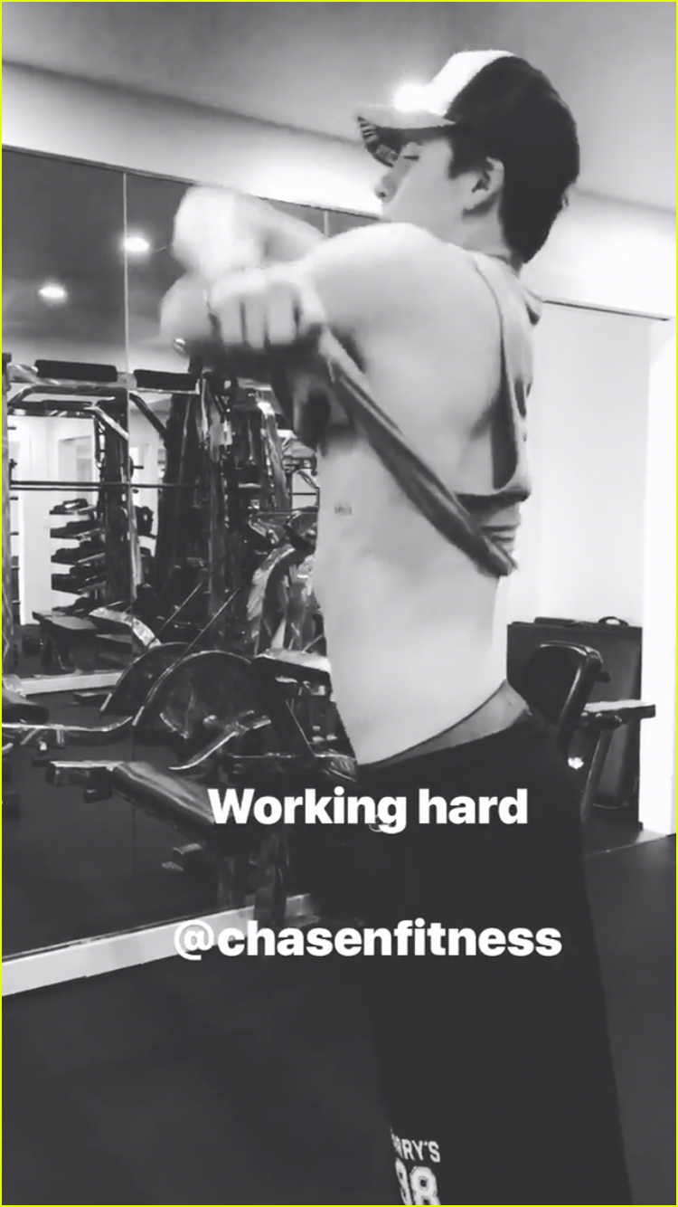 Brooklyn Beckham Flaunts Muscles While Working Out with Younger Brother ...