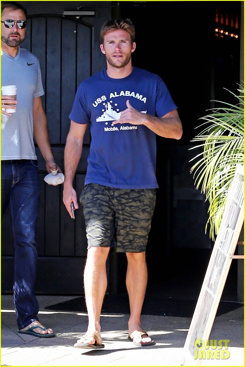 Scott Eastwood Flashes His Muscles After Revealing He Wants to Play ...