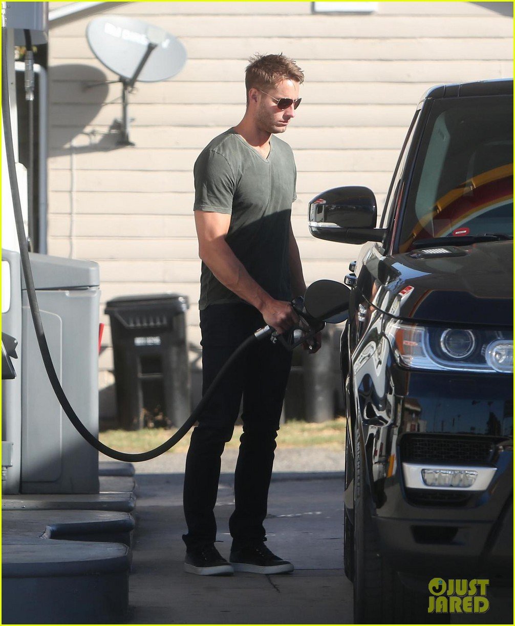 Justin Hartley Shows Off His Buff Biceps at the Gym: Photo 3966628 ...