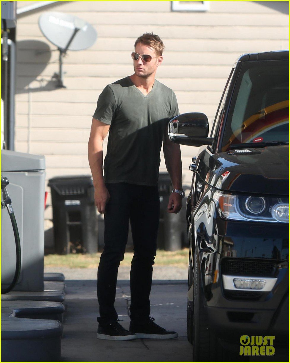 Justin Hartley Shows Off His Buff Biceps at the Gym: Photo 3966629 ...