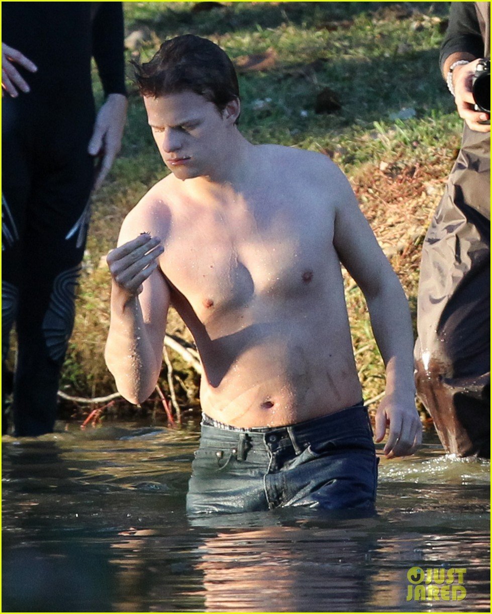Lucas Hedges Goes Shirtless While Filming 'Boy Erased' in Atlanta ...
