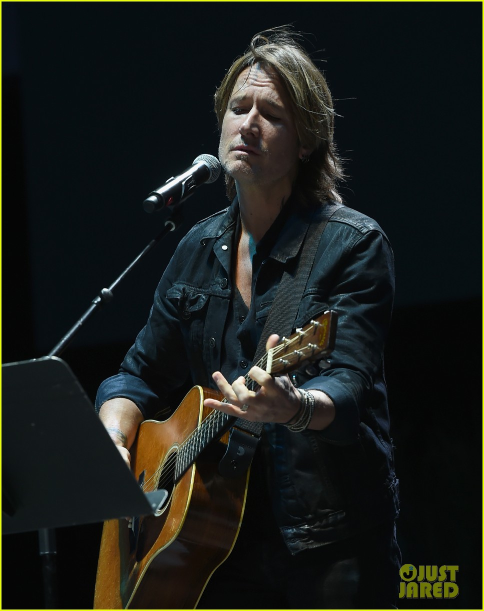 Keith Urban Pays Tribute to Las Vegas Victims at Nashville Vigil: Photo ...