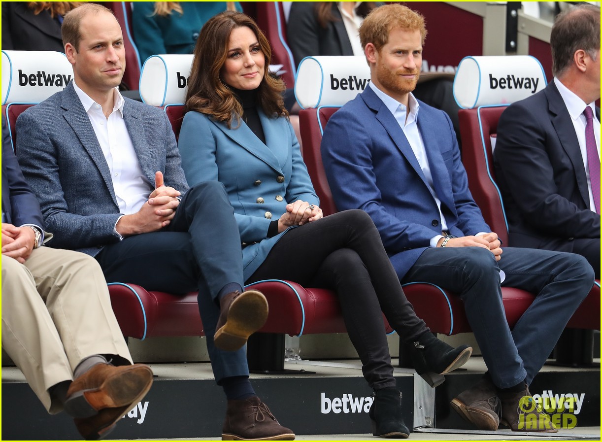 Pregnant Kate Middleton Makes Surprise Appearance at Coach Core ...