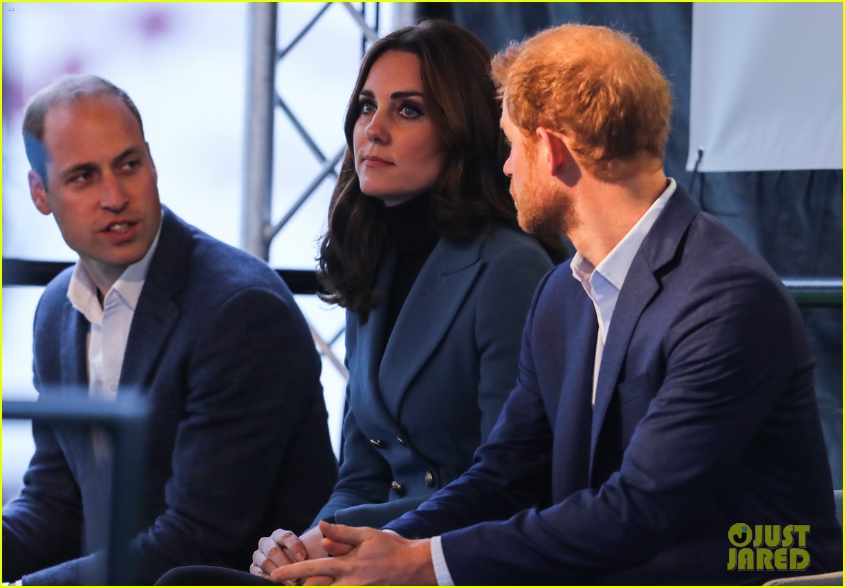Pregnant Kate Middleton Makes Surprise Appearance at Coach Core ...