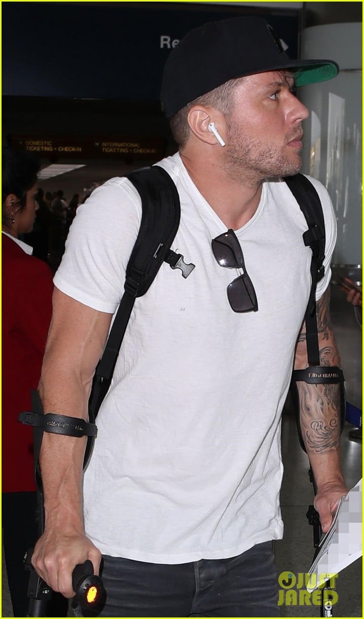 Ryan Phillippe Rocks Crutches While Catching Flight Out of LAX: Photo ...