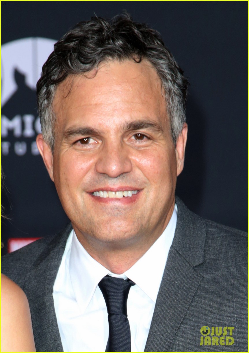 Mark Ruffalo Accidentally Live Streams Audio from 'Thor: Ragnarok' at ...