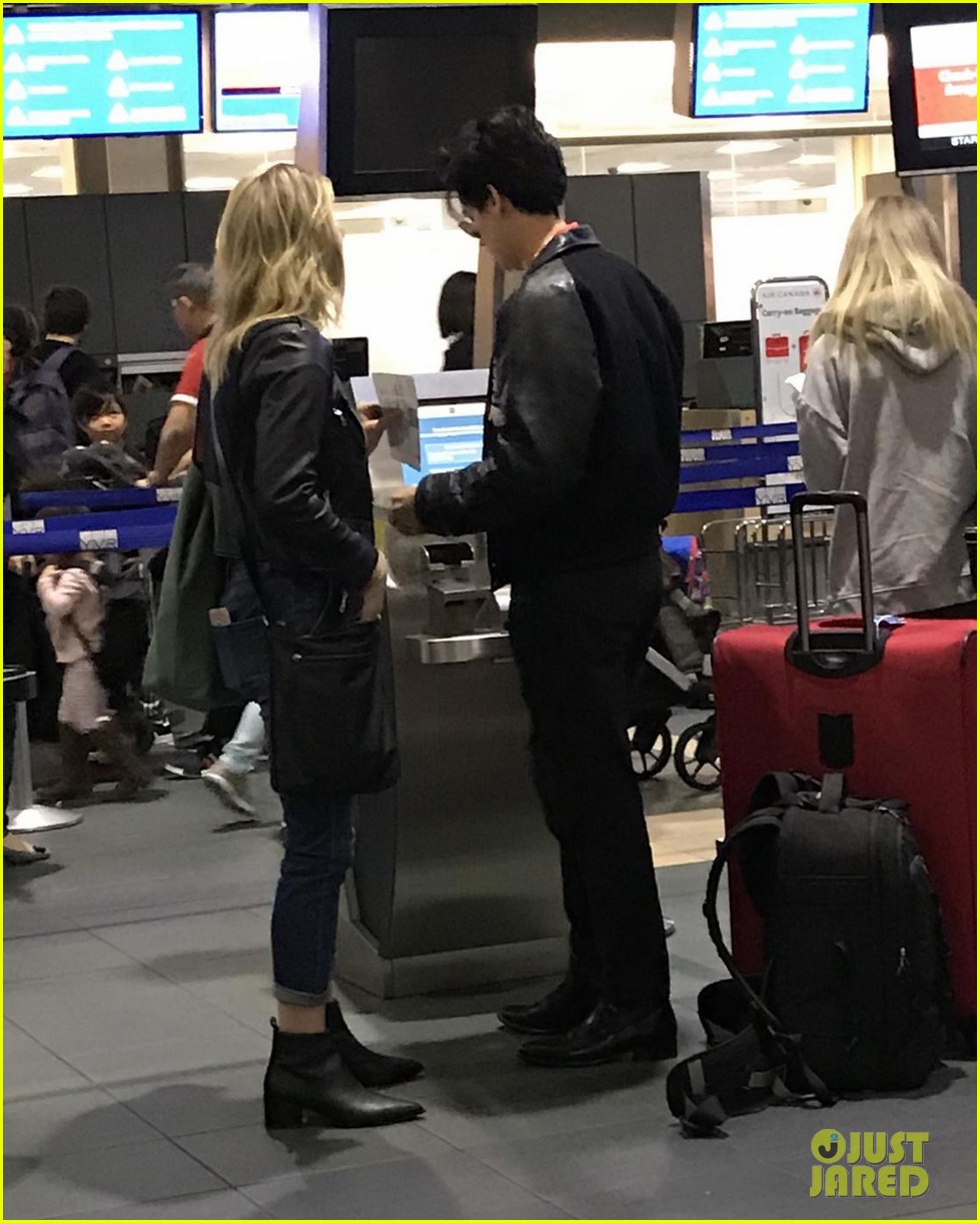 Riverdale's Cole Sprouse & Lili Reinhart Fly Out of Vancouver Together: Photo 3969316 | Cole ...