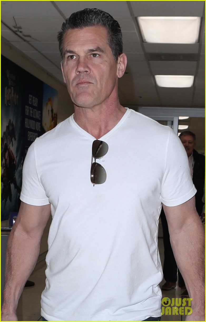 Josh Brolin Flexes His Muscles Flying Into Los Angeles: Photo 3991854 ...