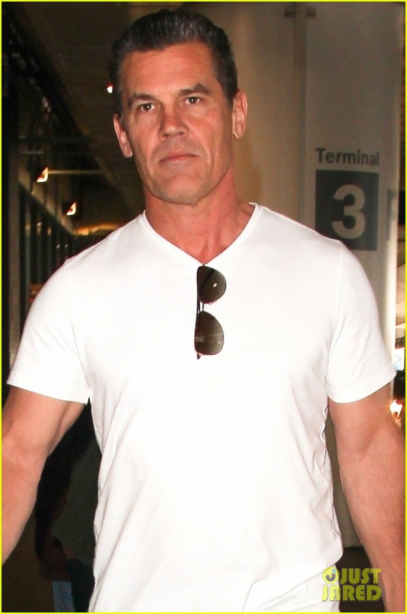 Josh Brolin Flexes His Muscles Flying Into Los Angeles: Photo 3991856 ...