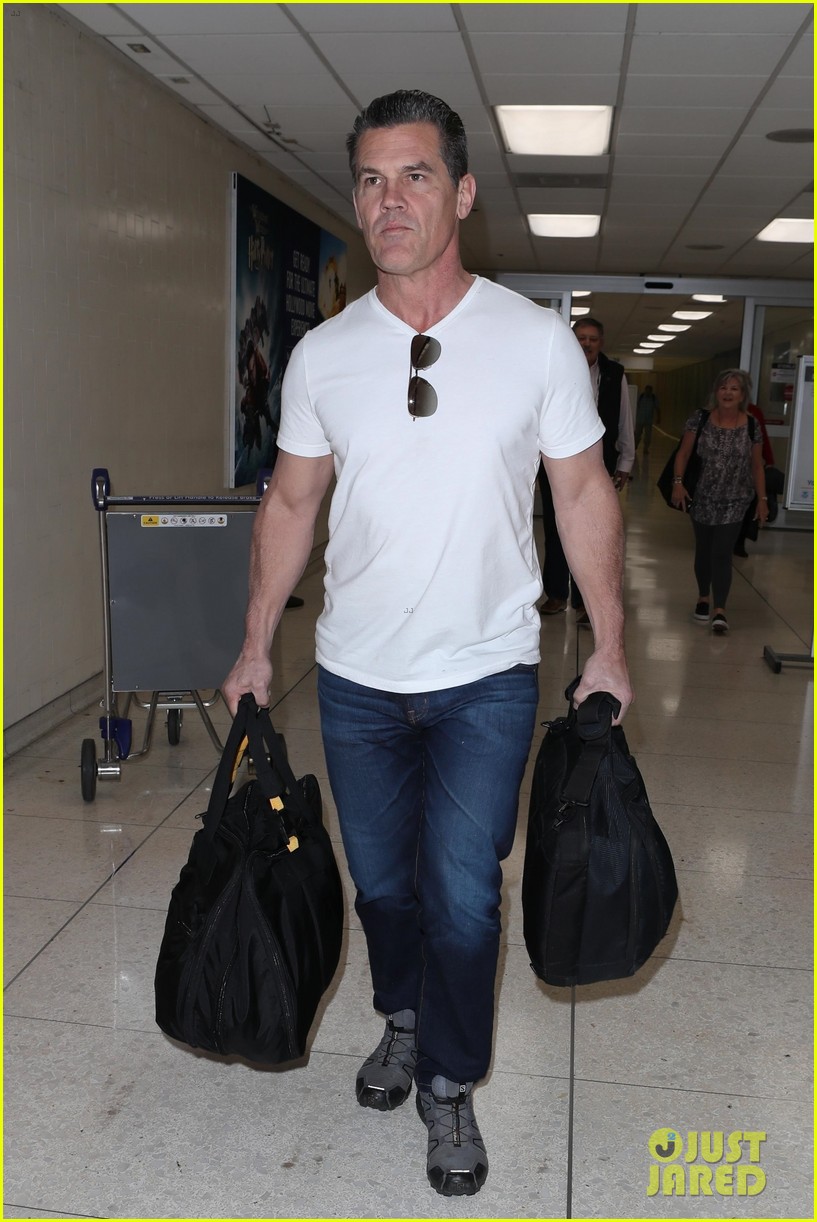Josh Brolin Flexes His Muscles Flying Into Los Angeles: Photo 3991857 ...