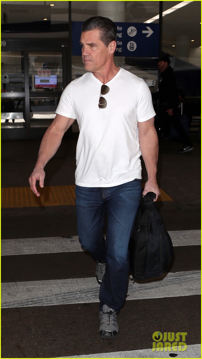 Josh Brolin Flexes His Muscles Flying Into Los Angeles: Photo 3991859 ...