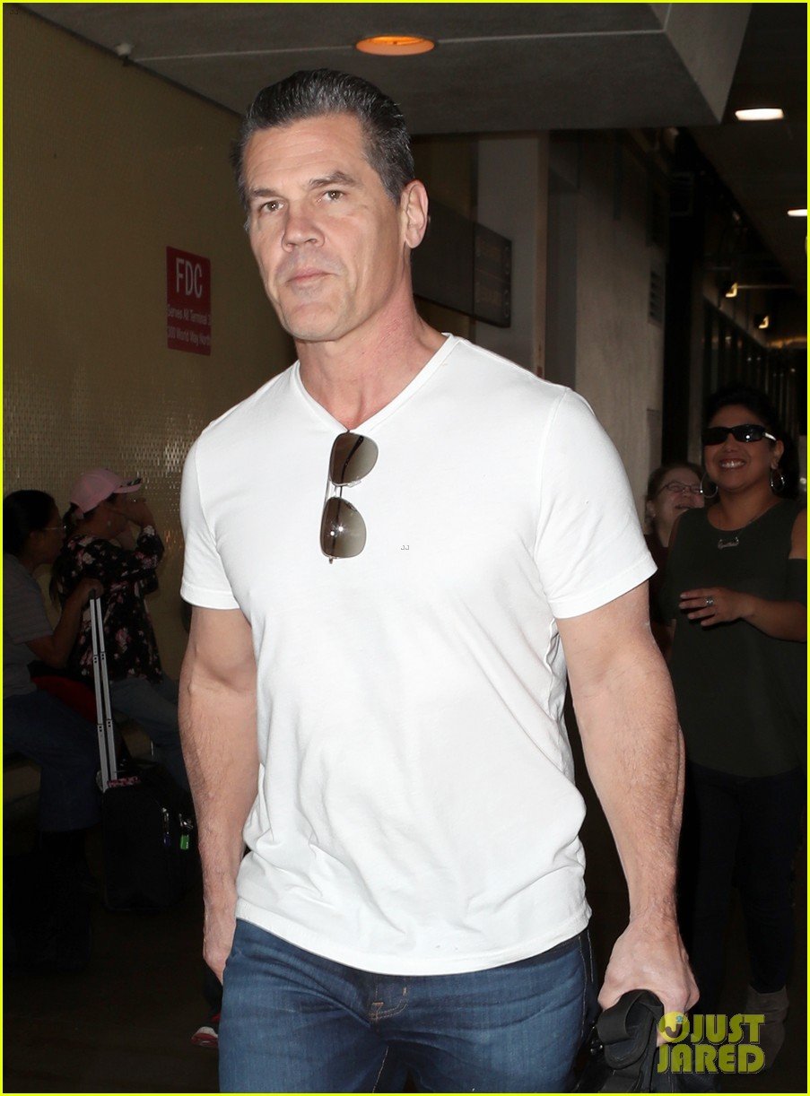 Josh Brolin Flexes His Muscles Flying Into Los Angeles: Photo 3991860 ...