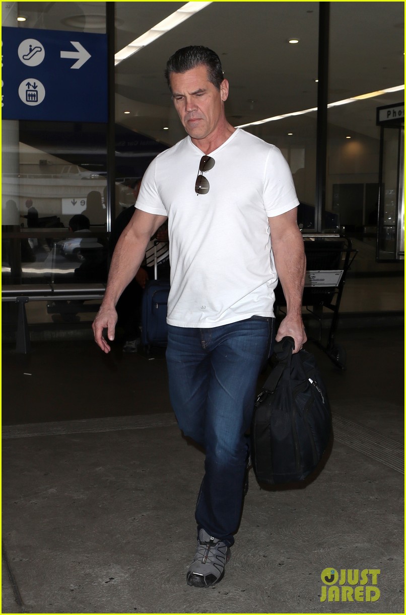 Josh Brolin Flexes His Muscles Flying Into Los Angeles: Photo 3991863 ...