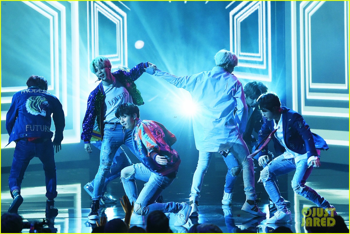 BTS Rocks the AMAs 2017 with 'DNA' Performance (Video): Photo 3990230 ...