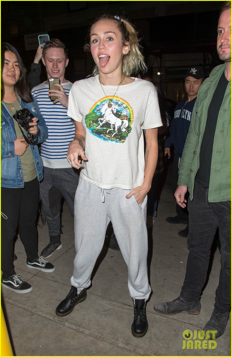 Miley Cyrus Flashes Her Tongue & A Peace Sign Ahead of 'SNL': Photo ...