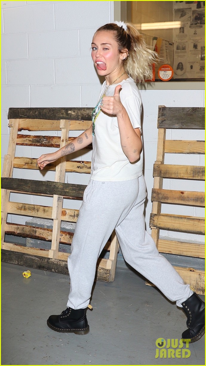 Miley Cyrus Flashes Her Tongue & A Peace Sign Ahead of 'SNL': Photo ...