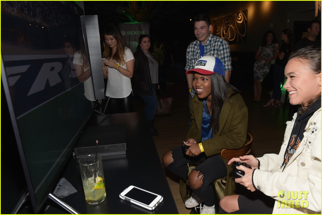 Chris Evans Helps Host Xbox One X Launch Party!: Photo 3981266 | Ben ...