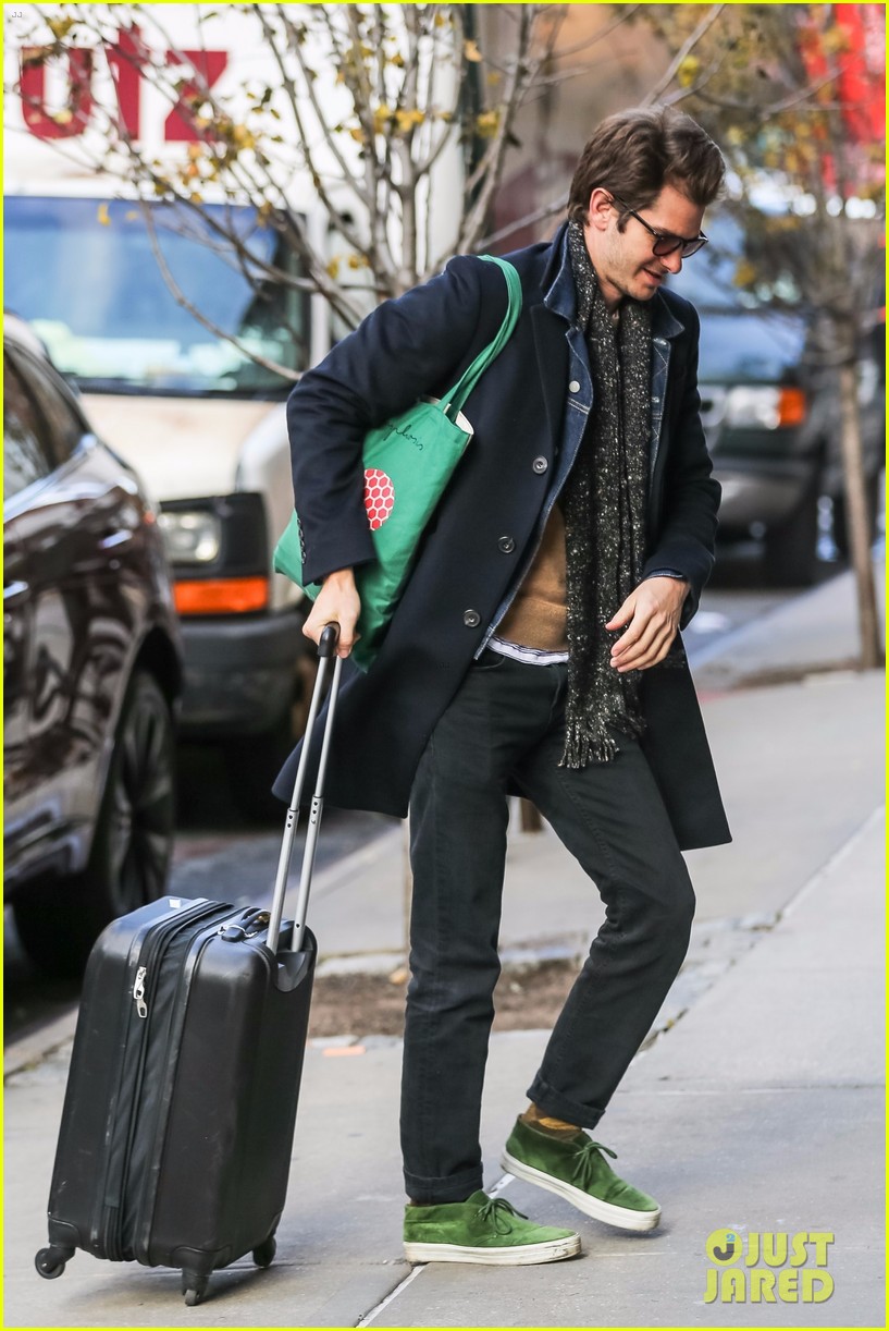 Andrew Garfield Wraps Up in a Scarf & Long Coat in NYC: Photo 3994159 ...