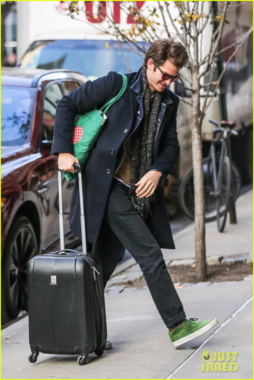 Andrew Garfield Wraps Up in a Scarf & Long Coat in NYC: Photo 3994161 ...