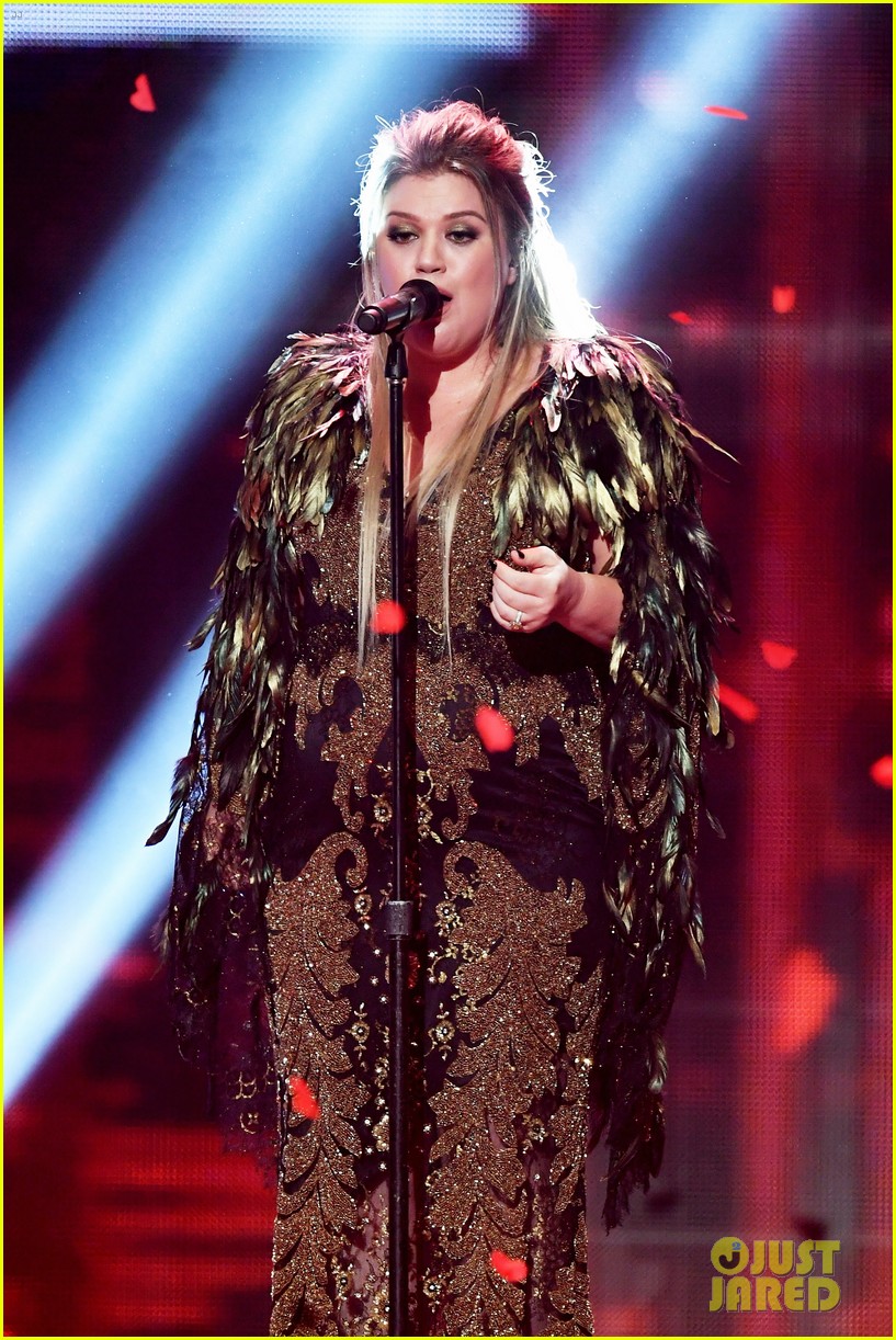 Kelly Clarkson Performs 'Miss Independent' & 'Love So Soft' at American ...