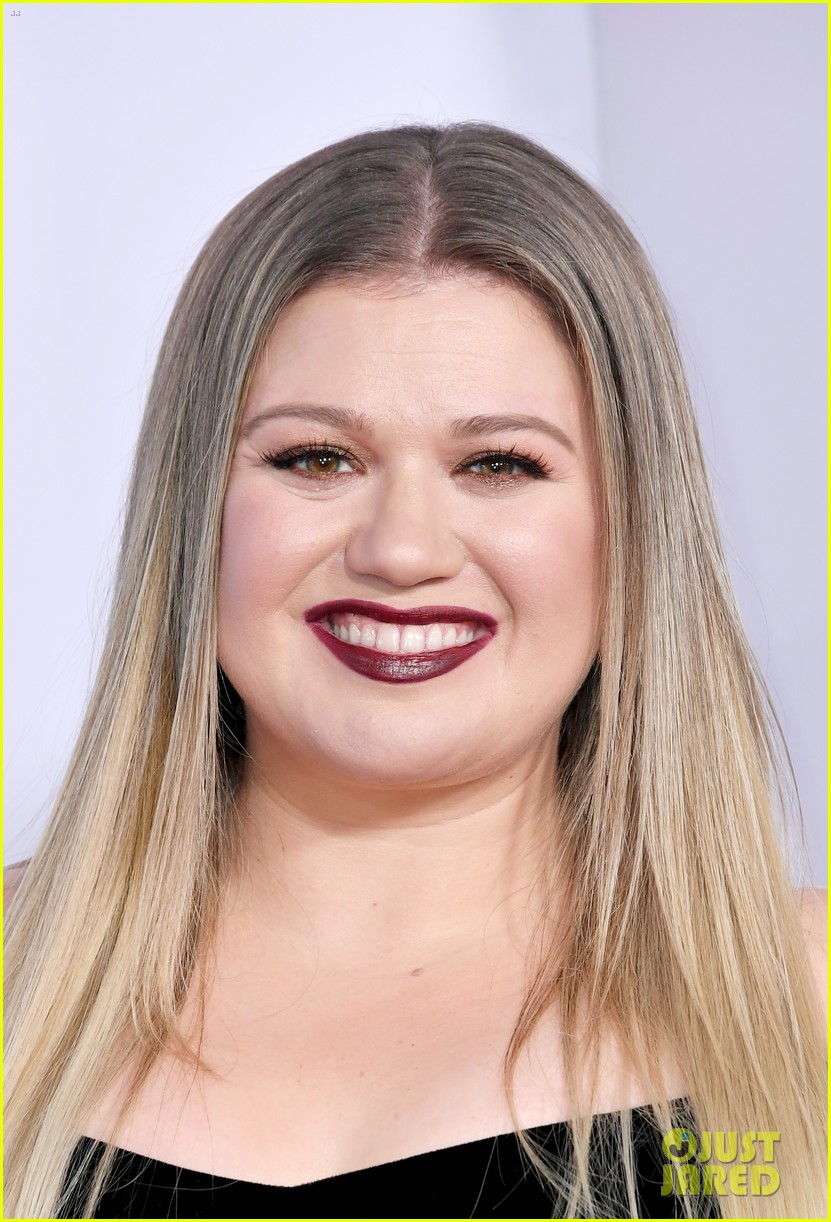Kelly Clarkson Looks So Chic on the Red Carpet at American Music Awards ...