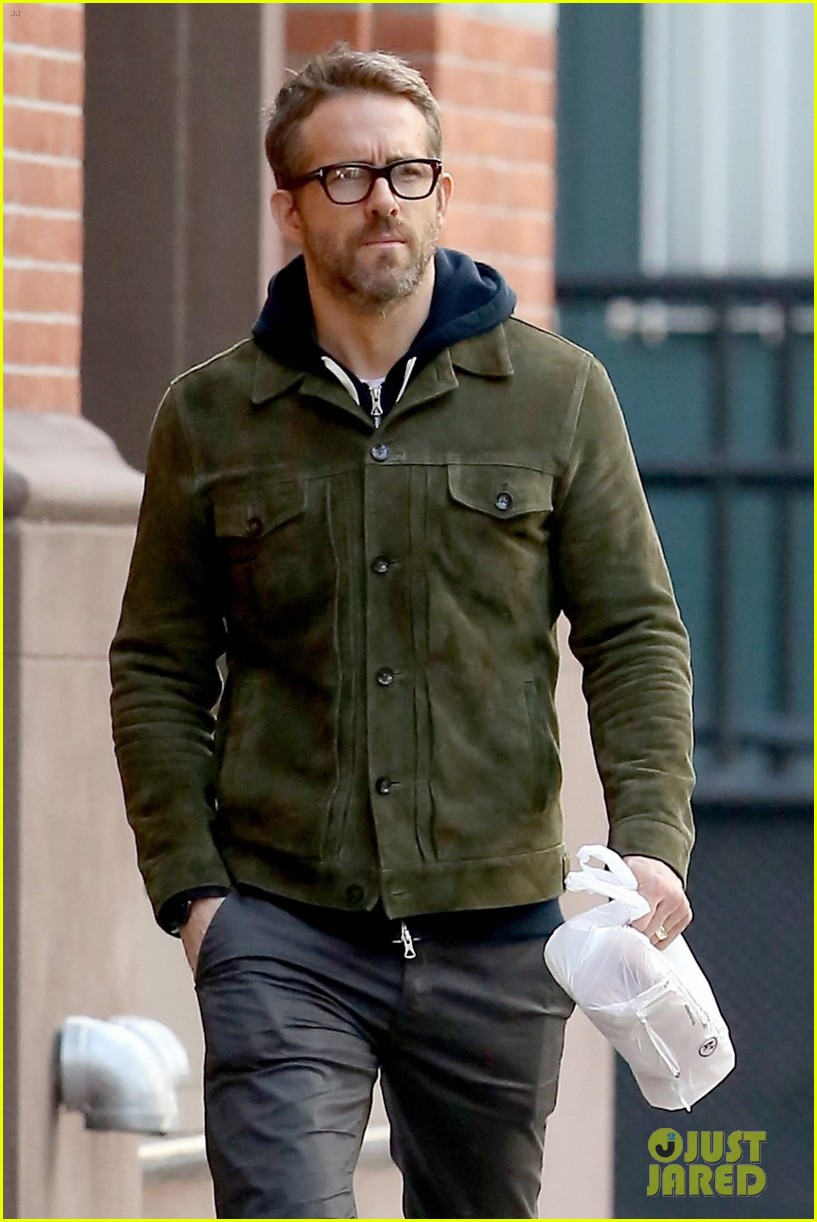 Ryan Reynolds Strolls Around NYC After His Trip to Ireland: Photo ...