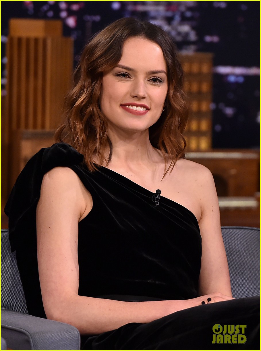 Daisy Ridley Battles Jimmy Fallon in 'Star Wars' Themed Whisper ...