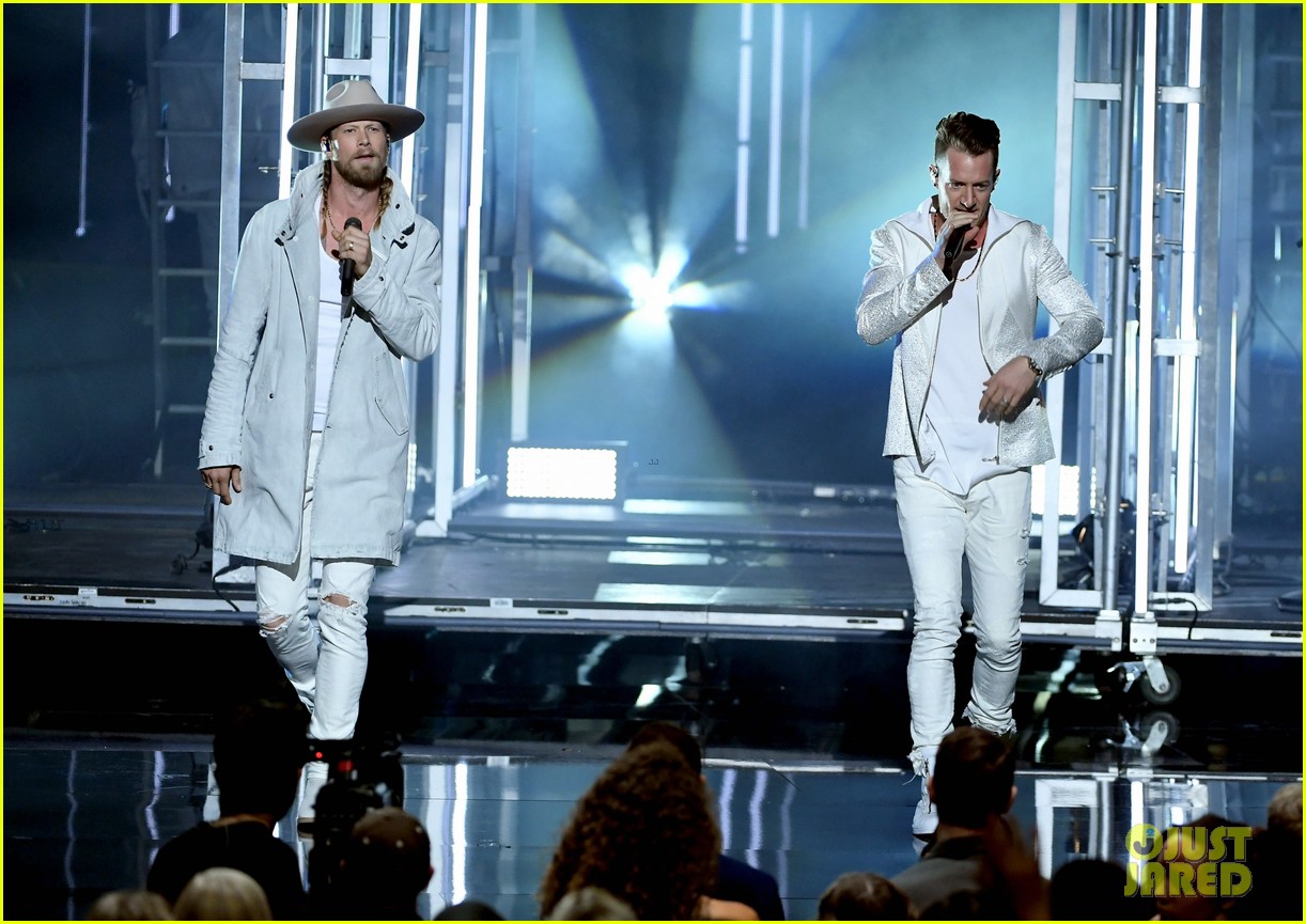 Hailee Steinfeld & Florida Georgia Line Perform 'Let Me Go' at AMAs ...