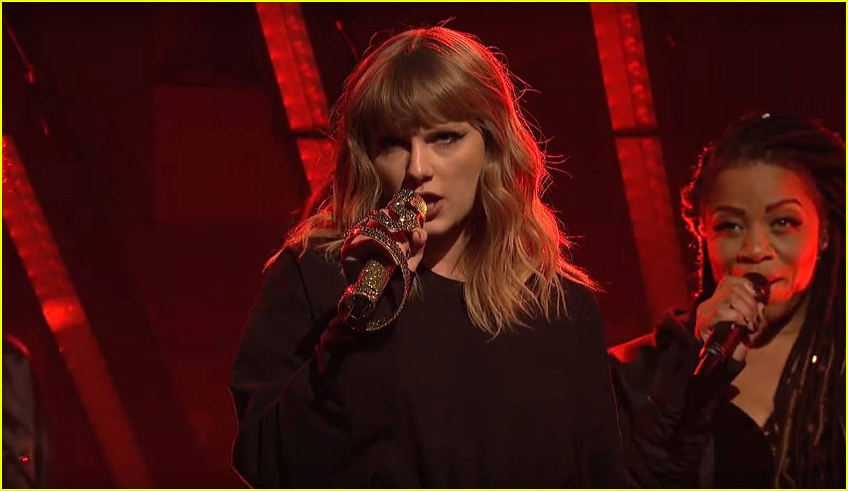 Taylor Swift Used a Diamond Snake-Shaped Microphone on 'SNL' : Photo ...