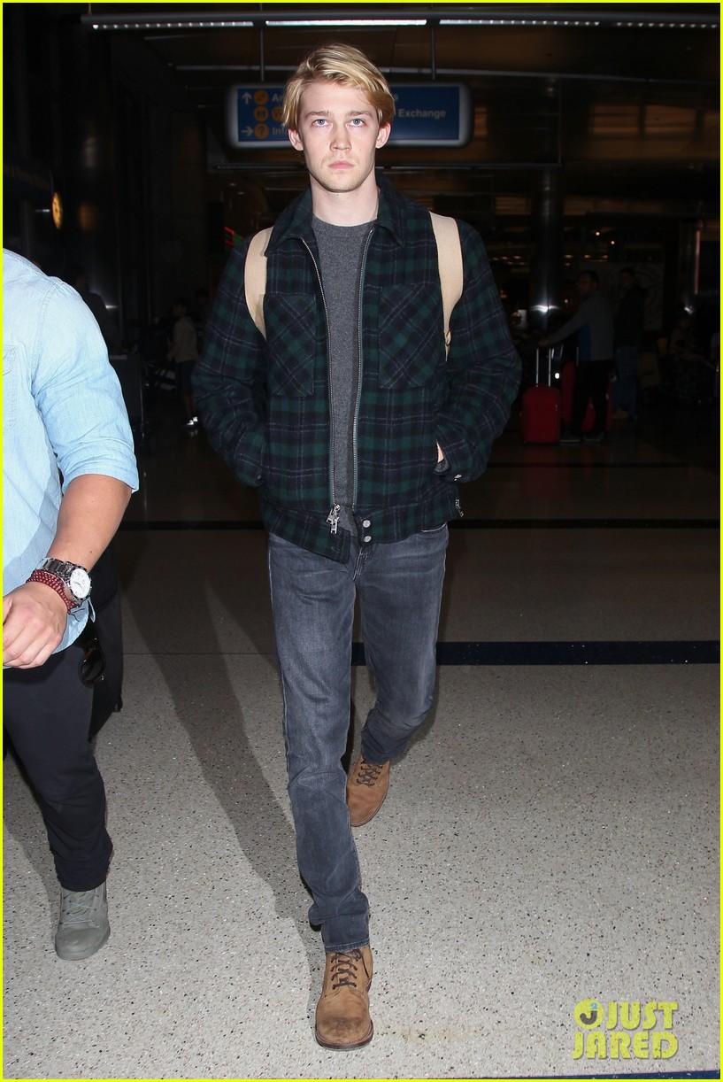 Joe Alwyn Lands in Los Angeles in Time for New Year's Day!: Photo ...