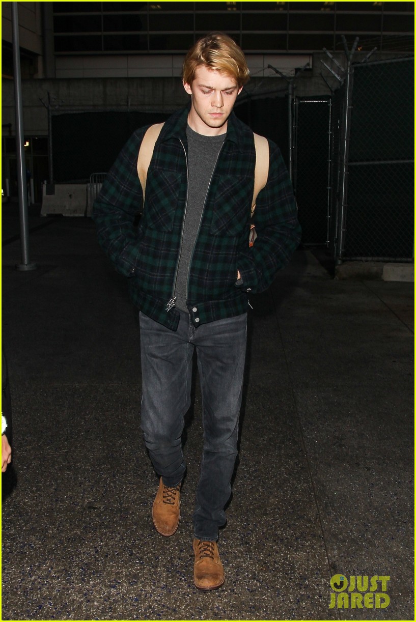 Joe Alwyn Lands in Los Angeles in Time for New Year's Day!: Photo ...