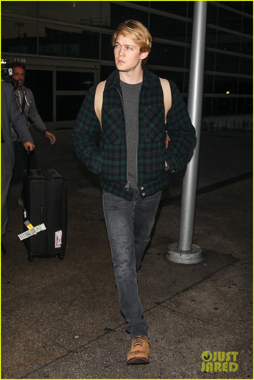Joe Alwyn Lands in Los Angeles in Time for New Year's Day!: Photo ...
