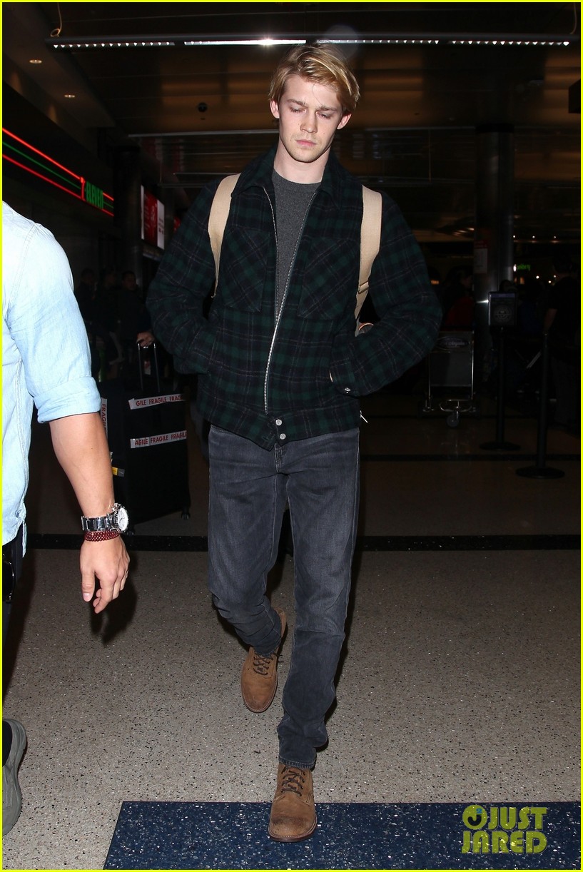 Joe Alwyn Lands in Los Angeles in Time for New Year's Day!: Photo ...