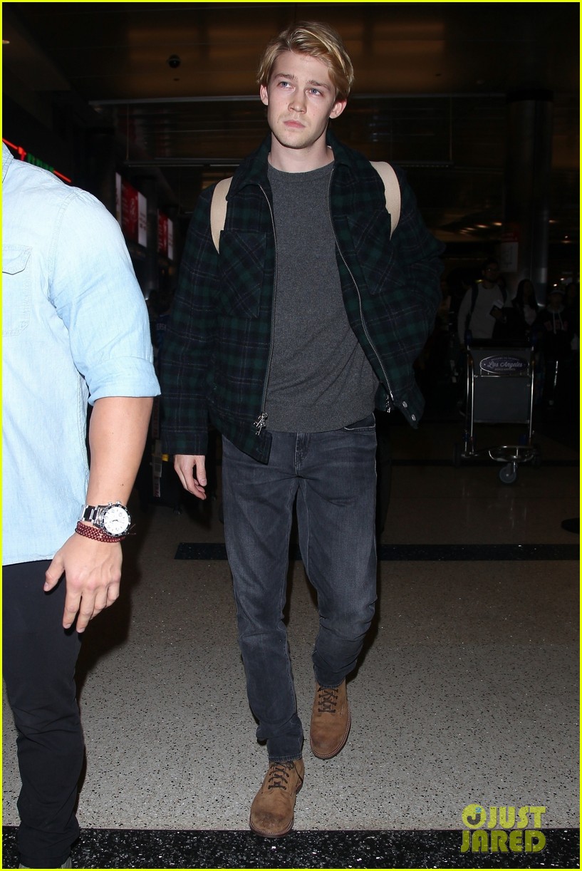 Joe Alwyn Lands in Los Angeles in Time for New Year's Day!: Photo ...