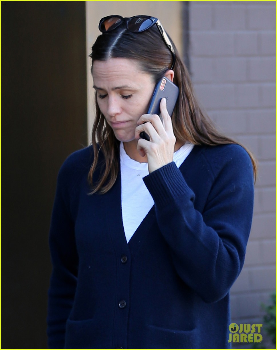 Jennifer Garner Reads to Her Pet Chicken Regina George - Watch Now ...