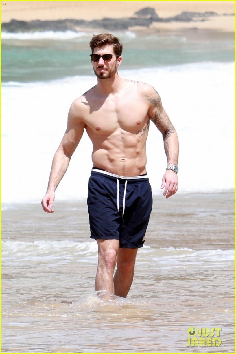 Izabel Goulart & Kevin Trapp Flaunt PDA & Their Hot Bodies in Brazil ...